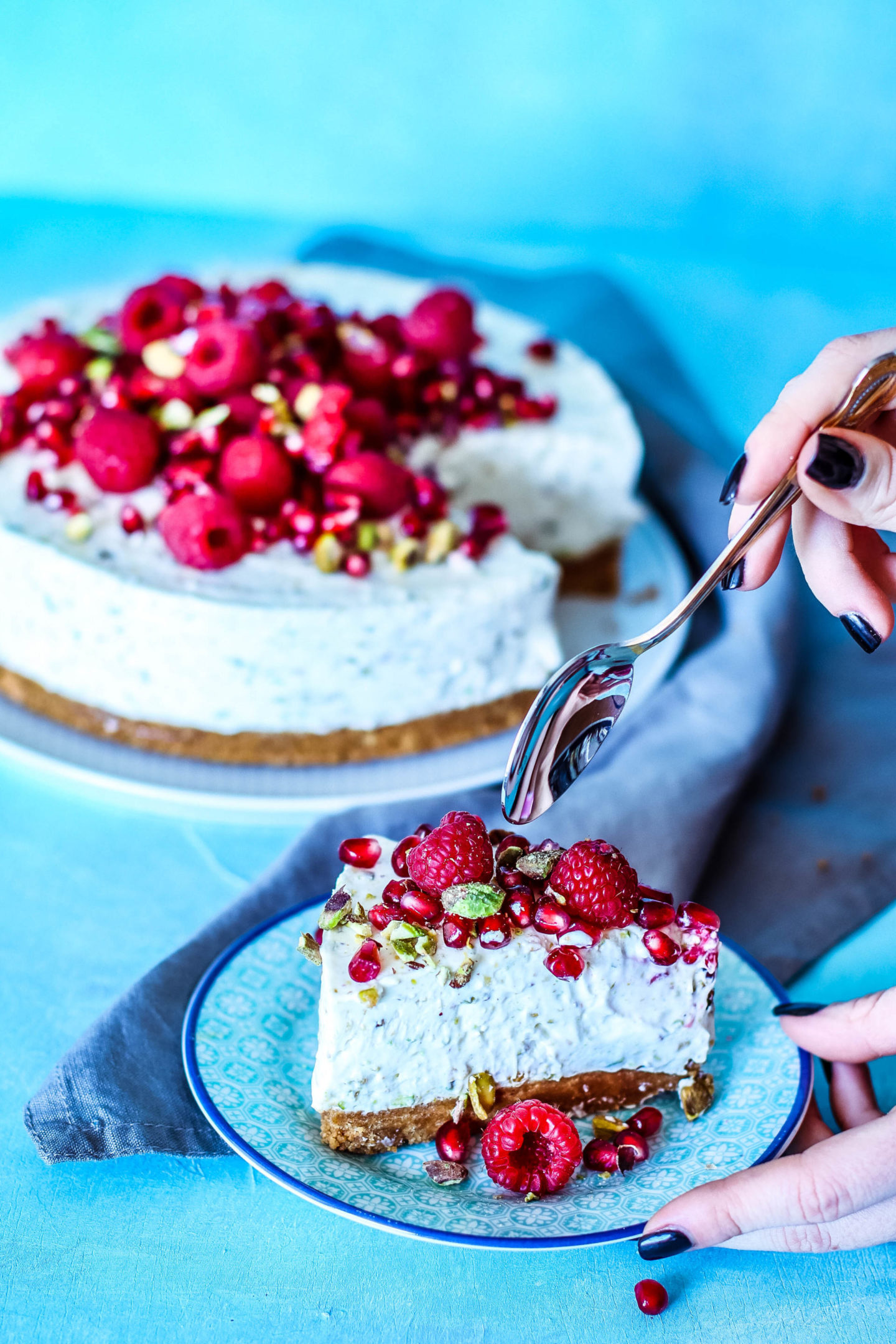 Cheesecake cu ciocolata alba, fistic si zmeura – Miruna Lica