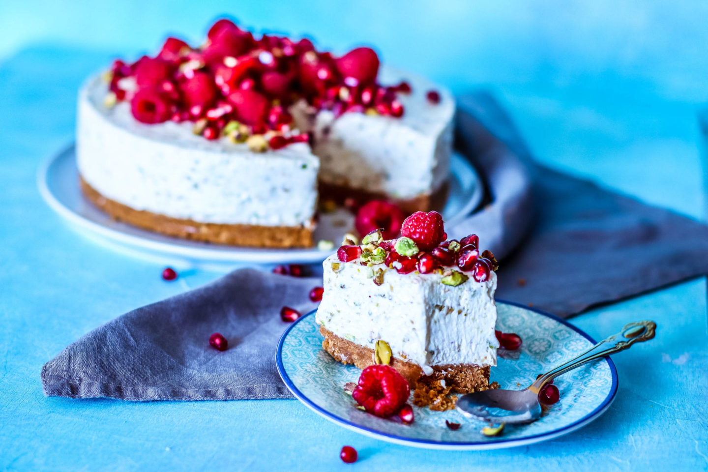 Cheesecake cu ciocolata alba, fistic si zmeura – Miruna Lica